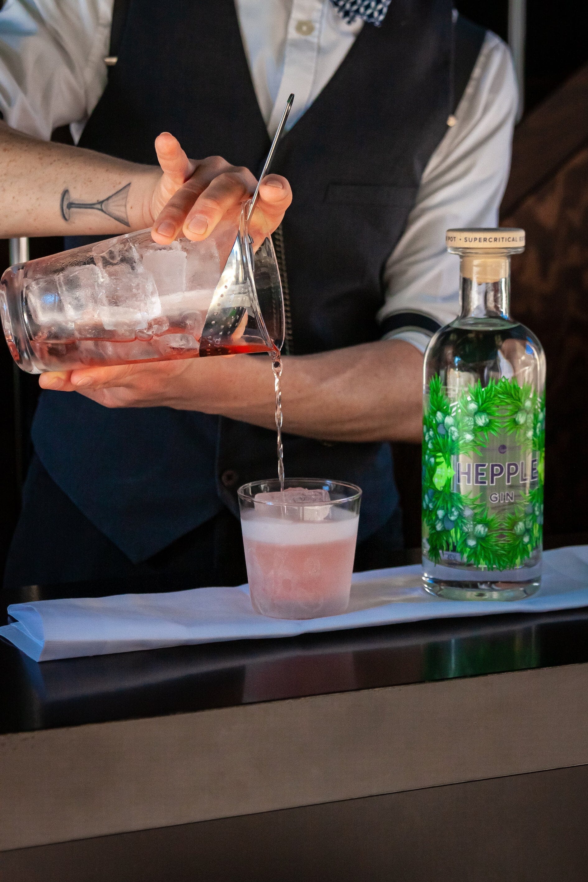 Es ist Sommer! Du hast Gin? Dann backen wir uns Saschas Erdbeersahnesc ...